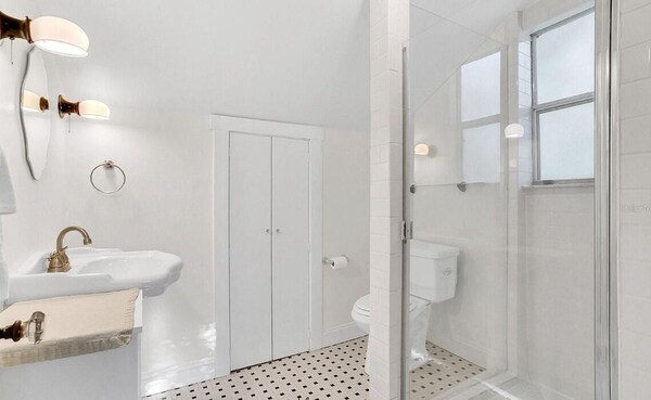Tranquil Upstairs Studio Retreat In Historic Downtown Sanford - Sanford, FL