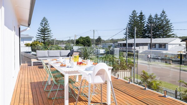 Robinson Retreat, 3 Robinson St - 4 Bedrooms, 2 Bathrooms, Air Con And Wi-fi - Stockton Beach, New South Wales