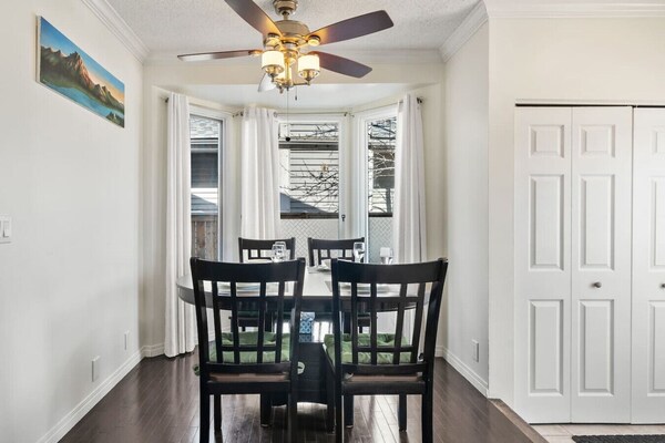 Home Away From Home » Pet Friendly » Work Space - Calgary