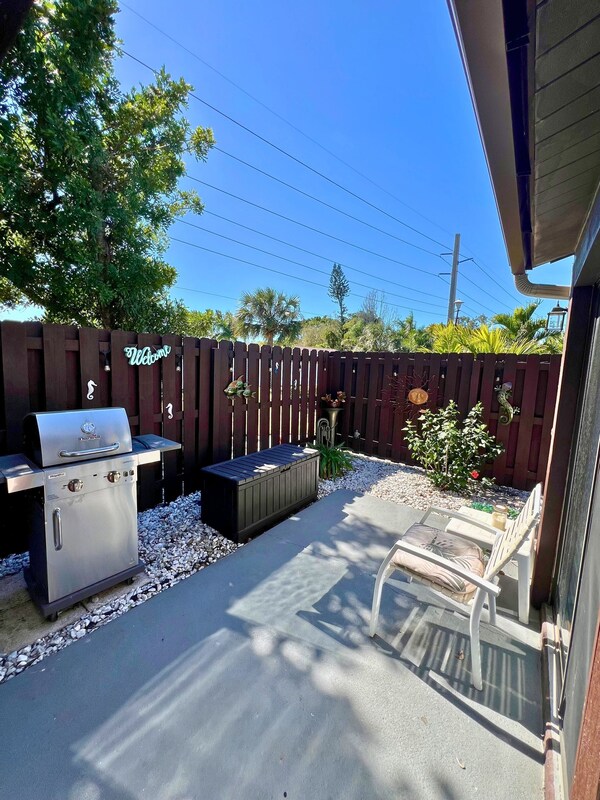 2-bedroom Welcoming Townhome In Fort Myers With Community Pool And Hot Tub. - Cypress Lake, FL