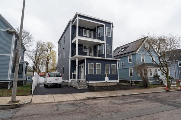 558-3  3br - Boston Renovated Nest Near Aquarium - Mission Hill - Boston