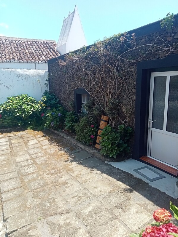 Charming 1-bedroom Apartment In Amazing Angra Do Heroísmo With Wifi - Azores