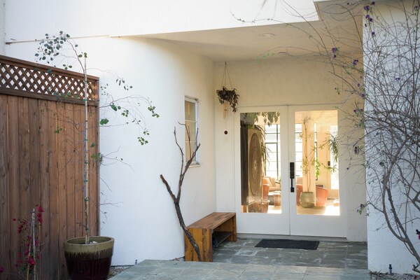 Cozy 3-bedroom Modern Home In Gorgeous Topanga - Calabasas, CA