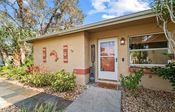 Charming Home With Heated Pool Close To Many Beaches - Venice Beach, FL
