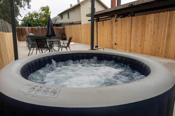Remodeled Urban Retreat Self Check-in, Hot Tub, Foosball, Fire Pit, Cornhole - Mira Mesa - San Diego