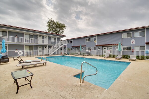 < Half Mi To Gulf: Biloxi Condo W/ Patio! - Biloxi, MS