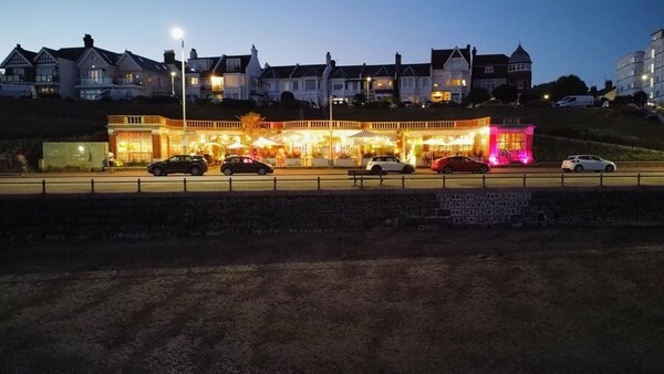 A Hidden Gem, Just 4 Minutes From The Beach & Lively Shops & Bars Of Leigh Town, - Westcliff-on-Sea
