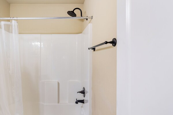 Chic And Cozy: Your Ideal 3br, 2ba Escape ! - Edmond, OK