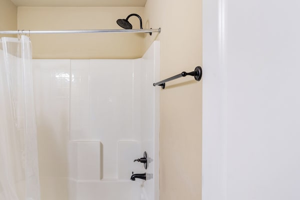 Chic And Cozy: Your Ideal 3br, 2ba Escape ! - Edmond, OK