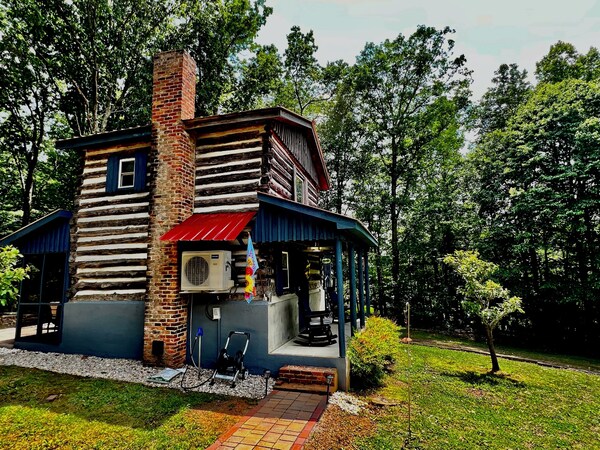 Charming 1-bedroom Cabin In Amazing Pilot Mountain With Lake Access - Mount Airy, NC