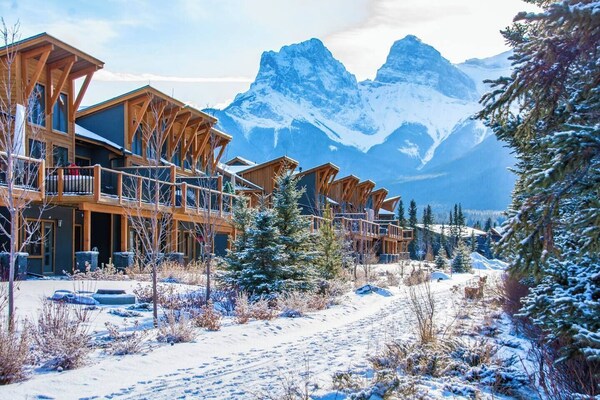 Luxury Corner Condo W/ Mountain Views + Hot Tub - Canmore