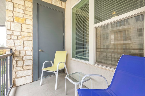 Modern 1-bed, 1 Bath Apartment W/ King Bed, Wifi, 24-hour Gym & Reserved Parking - Irving, TX