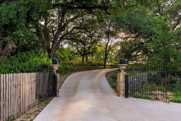 Cole Springs Historic Buda Cottage: Tower, Hill Country, 14.6 Acres!!! - Kyle, TX