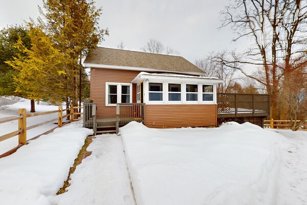 Charming Cottage W/ Deck, Yard & Fire Pit - Close To Lake And Town - Bolton Landing, NY