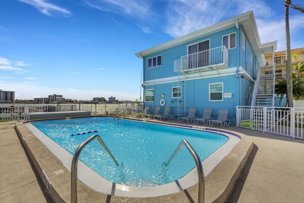 Beach Condo W/ Heated Pool - Waterfront View, Steps To Sand - Coral Resort B-2 - Clearwater Beach, FL