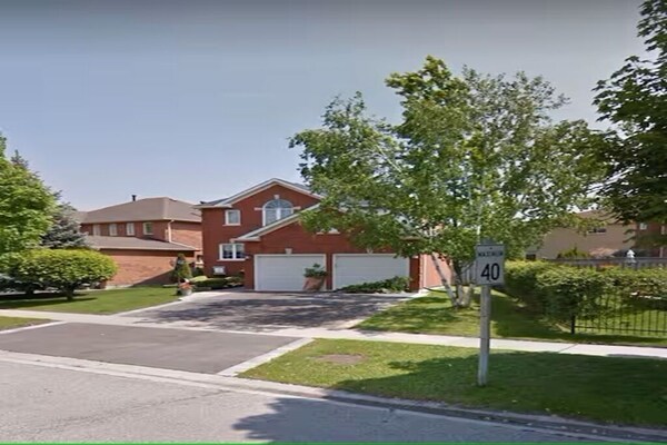 Spacious Basement Apt Open Concept Wth Separate Entrance No Walls Dividing Rooms - Splash Island