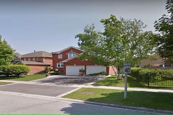 Spacious Basement Apt Open Concept Wth Separate Entrance No Walls Dividing Rooms - Splash Island