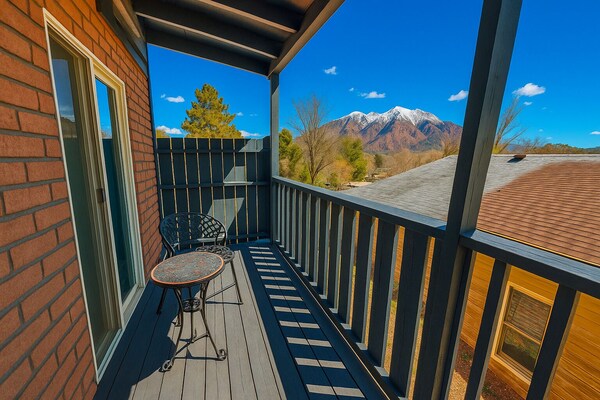 New! Hot Tub I Mountain Views I Lawn Games I Patio I Bbq I Walkable To Hikes! - Flagstaff, AZ