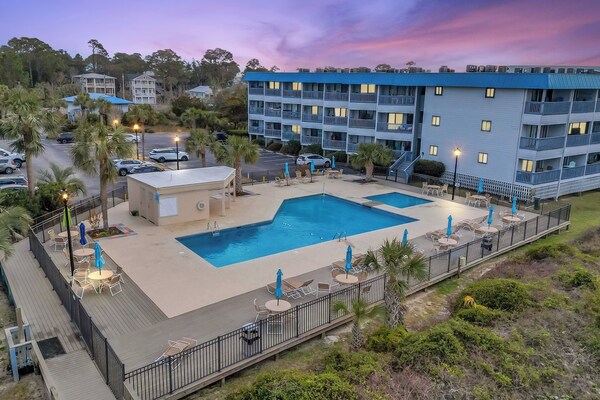 Comfortable, Modern Beach And Racquet Condo | Pool Access - Tybee Island, GA