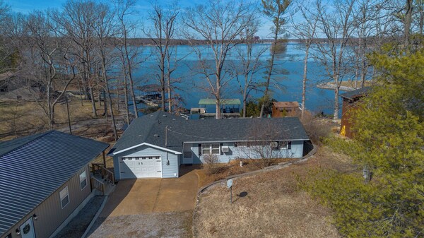 Waterfront 4-bedroom Pet Friendly Lake House W/ Dock For Boat, Fishing, Swimming - Marion, IL