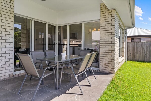 Relaxing Getaway Near The Bay  Stylish & Spacious - MacLeay Island