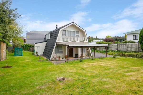 Beatus House - Peaceful & Centrally Located, 15 Minute Walk To Town. Close To Children's Playground - Taupo
