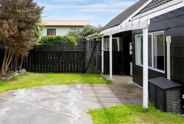 Tobin Cottage - Thoughtfully Furnished, Two Storey Property, Pet Friendly, In Central Location - Taupō