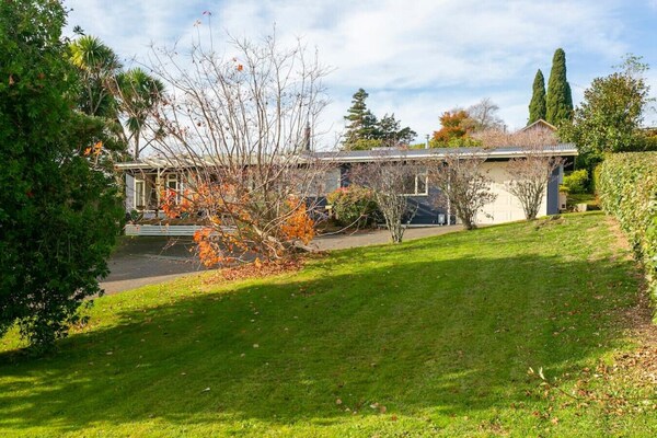 Bellbird Cottage - Private Large Section, With Lake And Mountain Views. Perfect Escape To Relax - Taupō