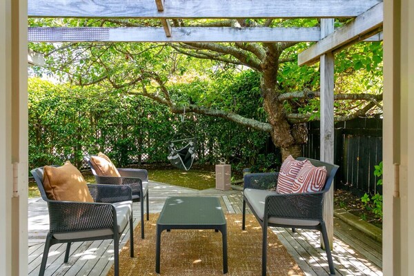 Huia Haven | Charming Garden Stay With King Suite & Rustic Elegance - Nueva Zelanda