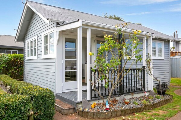 Wanderlust Retreat - Easy Access To Everything At This Quaint And Romantic Little Cottage - Taupō