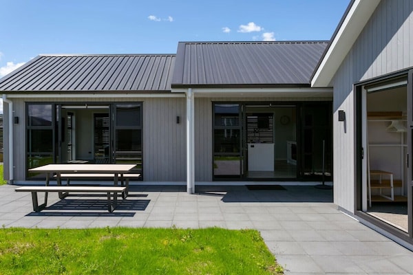 Wharewaka Escape | Modern 3br Family Home Near Lake & Shops - Taupō