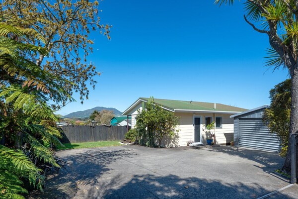 Kaihua Cabin| Stylish Taupō Hideaway W/ Mt Views & Modern Comforts - Lake Taupo