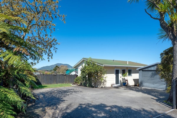 Kaihua Cabin| Stylish Taupō Hideaway W/ Mt Views & Modern Comforts - Lake Taupo