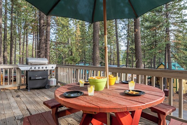 Stylish Truckee Retreat | Deck, Near Lake & Skiing | Moraine By Avantstay - Truckee, CA