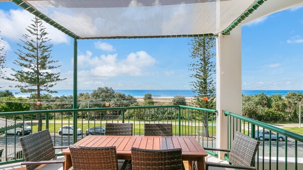 Boardwalk Pacific 8 - Beachfront Bilinga - Min. 3 Night Stays! - Coolangatta