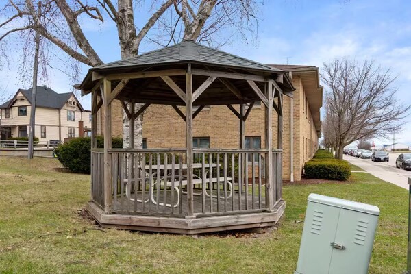 Sheboygan Sunrise Beach Stay - Sheboygan, WI