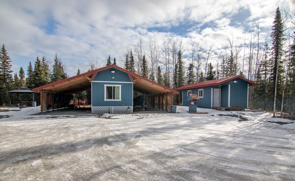 Red Cabin At Fish Camp  Cozy Dry Cabin With Loft | Rustic Escape - Alaska