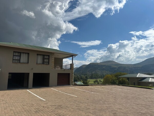Spacious 5-bedroom Villa In Delightful Clarens With Ac, Wifi - Clarens