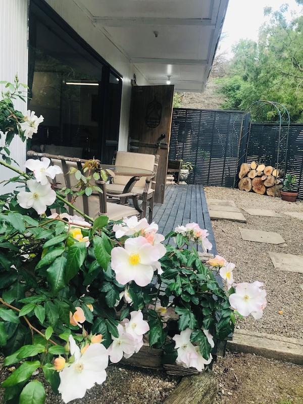 River Cottage- Romantic Country Getaway, Fire Pit, Bath Tub, And Sauna Access. - Katikati