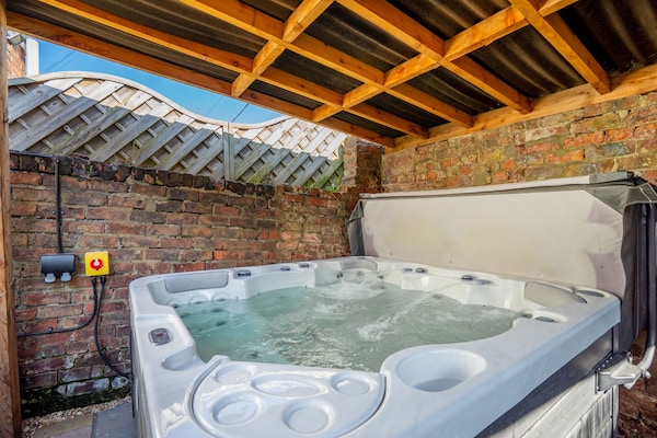 Charming 2-bedroom Property With Hot Tub - York
