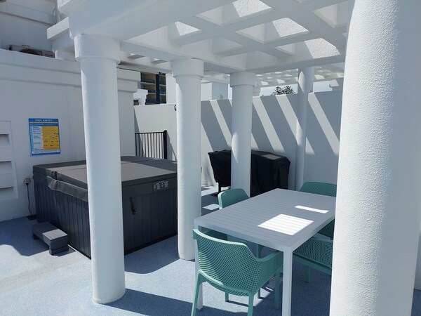 **Luxury Ocean-view Retreat In The Heart Of Mooloolaba** - Mooloolaba