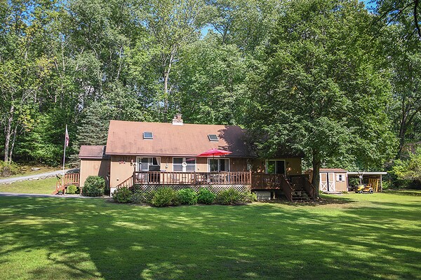 Charming Narrowsburg Escape  River Access, Huge Yard, Minutes From Main Street - Narrowsburg, NY