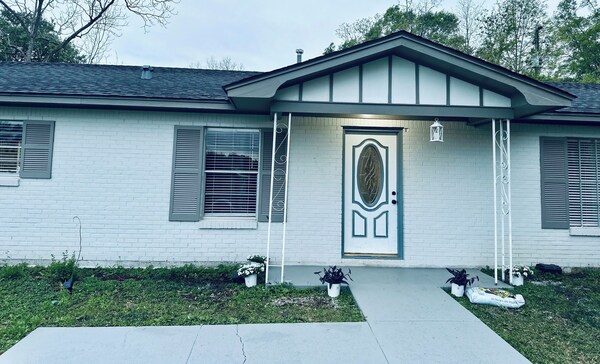 3-bedroom House 5  Min From I 10 ,With Wi-fiand Plenty More In Beautiful Mobile - Mobile, AL