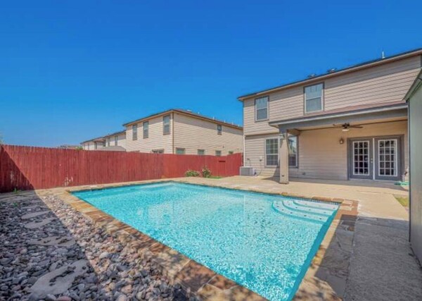 Pool Happy Home Near Lackland & Downtown - Mission del Lago - San Antonio