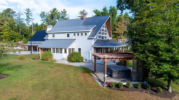 Large Resort With 12 Properties.  Natural Pond For Swimming. Cafe On Site. - Maine
