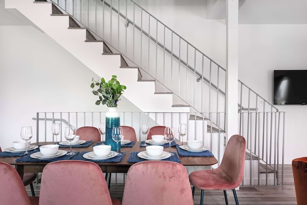 Insta-worthy 4br Townhouse + Parking - Los Angeles, CA
