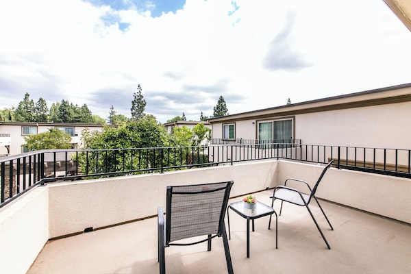 Stylish & Serene 2-bed, 2-bath With King Beds, Fast Wifi - Westlake Village, CA