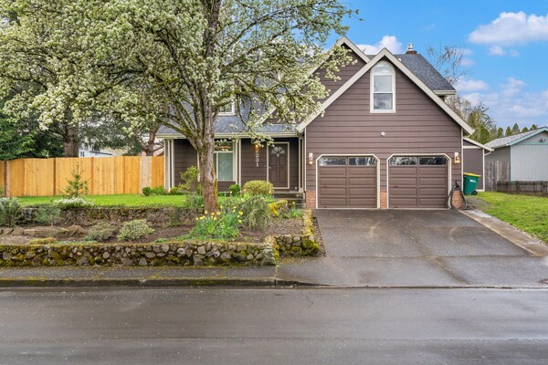 Peaceful Parkside Pad - Game Room - Washougal, WA
