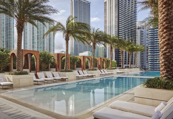 2 Modern Queen Rooms | Sls Lux W/ Rooftop Pool, Tennis & Fine Dining - Miami