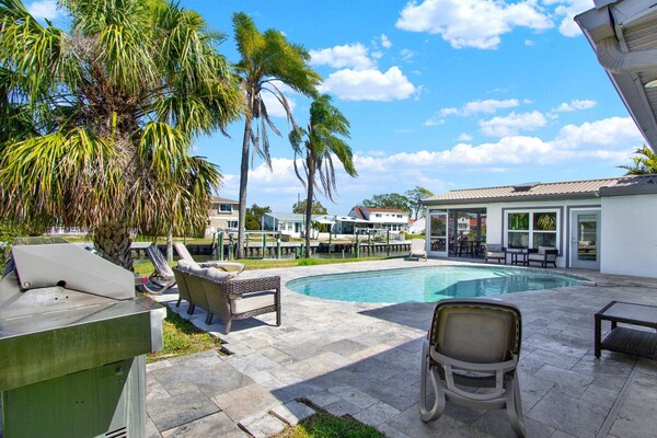 Spacious 5-bd 3.5bth Waterfront Retreat With Pool, Kayaks, And Game Room - Tampa, FL